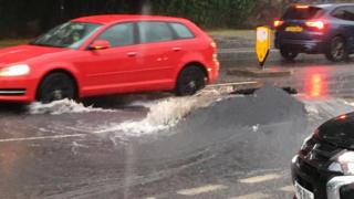 Worksop: Heavy rainfall causes flash flooding in town - BBC News