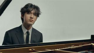 Yunchan Lim: 19-year-old piano sensation signs record deal - BBC News