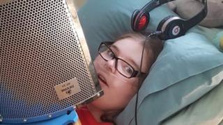 Kara Jane Spencer: More than 100 musicians offer help on album - BBC News
