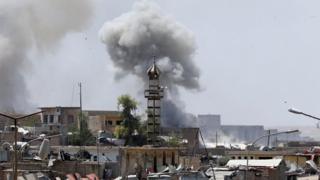 Mosul battle: Iraqi forces attack IS-held Old City - BBC News