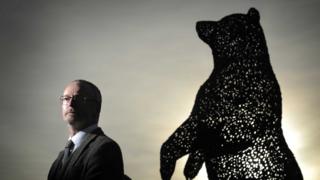 Bear sculpture to honour John Muir unveiled in Dunbar - BBC News