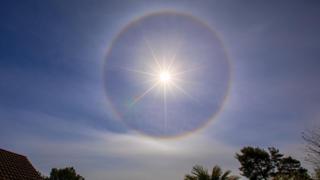 Colourful sun halos appear in southern England - BBC Weather