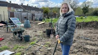 Harlow gardener's meal project 'doubles' despite salt attack - BBC News