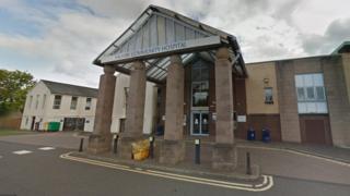 'Geographically-challenged' man racially abused dentist - BBC News