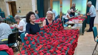 In pictures: Poppy displays across southern England - BBC News