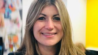 Live video dating: Finding love online with an audience - BBC News