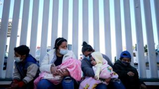 The US border crisis - in four graphs - BBC News