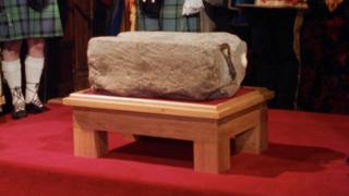 Stone of Destiny heads south for coronation - BBC News