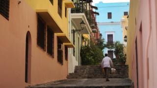 Puerto Rico votes in referendum to become US state - BBC News