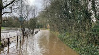 Didsbury flooding: River Mersey bursts its banks - BBC News