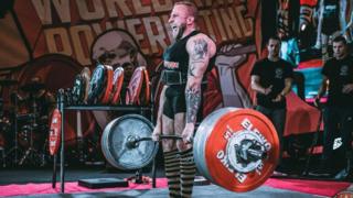 Top Scottish powerlifter defies odds to break records - BBC News