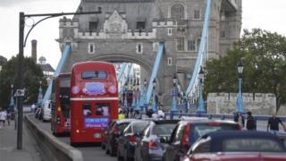 Tower Bridge stuck open, causing traffic chaos - BBC News