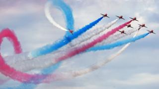 Red Arrows engineer killed in RAF Valley jet crash - BBC News