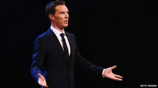 Benedict Cumberbatch 'magnificent' as Hamlet - BBC News
