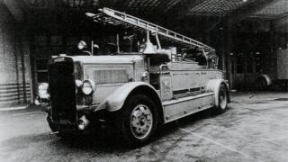 Vintage engines mark Nottingham Central Fire Station closure - BBC News