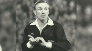 Bristol: Ex-pro football referee wants to train next generation - BBC News