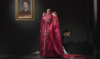 In Pictures: 90 years of The Queen's Wardrobe - BBC News