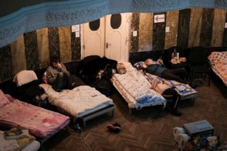 Chaos and tears as thousands try to catch a train out of Ukraine - BBC News