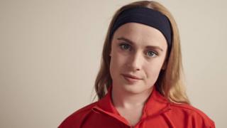 Paralympic gold medallist Ellie Robinson makes a literary splash - BBC News