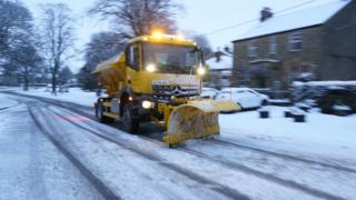 New Year snow flurries fall across England - BBC News