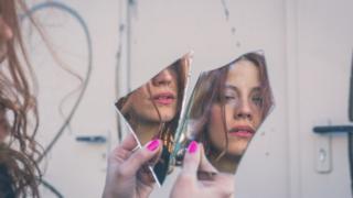 Body dysmorphia: Artists tackle distorted self perceptions - BBC News