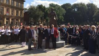Gracie Fields: Rochdale statue tribute unveiled - BBC News