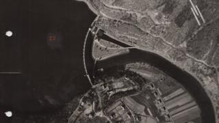 'Secret' Dambusters photos go under hammer - BBC News