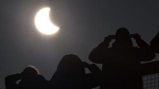 In pictures: Solar eclipse as seen from the UK - BBC News