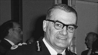 Sir Robert Mark: the man who cleaned up the Met Police - BBC News