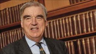 Top judge Sir Nicholas Wall calls for unmarried rights - BBC News