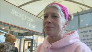 Kent treadmill runner Mimi Anderson breaks world record - BBC News