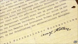 Landmark Hitler letter on Jews unveiled in New York - BBC News