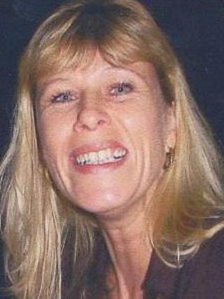 Family's appeal over Colette Davies' death in India - BBC News