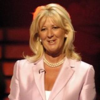 Daily Mirror columnist Sue Carroll dies after cancer battle - BBC News