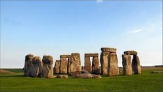 Stonehenge mini model reveals sound of monument - BBC News