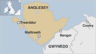 Body found off Malltraeth, Anglesey, was Matthew Williams - BBC News