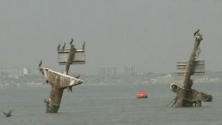SS Richard Montgomery wreck 'bomb risk' to estuary airport - BBC News