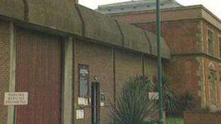 Hull Prison remains overcrowded, report finds - BBC News