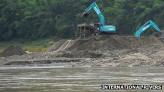 Laos approves Xayaburi 'mega' dam on Mekong - BBC News