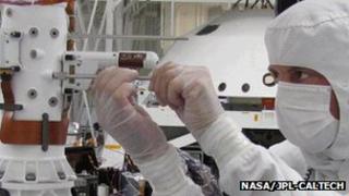 Mars rover: Wind sensor damaged on Nasa's Curiosity - BBC News