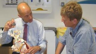 Can electricity from the human body replace batteries? - BBC News