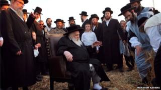 Curiosity draws Israelis to Hasidic Jewry exhibition - BBC News