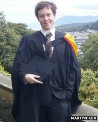 University graduate finds work as human scarecrow - BBC News
