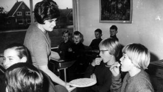 Polio: Vaccinated British man shed virus for 30 years - BBC News