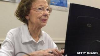 More women work past the age of 60, says the IFS - BBC News