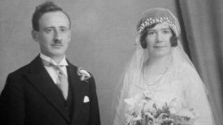 Tom Conti: My dad, sent to a prison camp for being Italian - BBC News