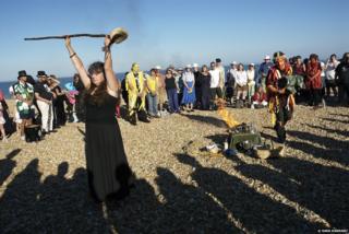In pictures: A journey through the English ritual year - BBC News