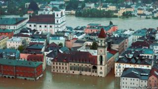 Day in pictures: 3 June 2013 - BBC News