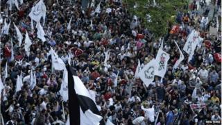 Ankara protesters clash with Turkish police - BBC News