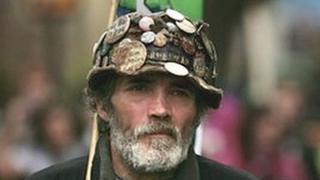 Brian Haw memorial: Sir Mark Rylance leads campaign - BBC News